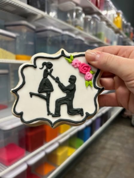 Engagement couple cookie - Hayley Cakes and Cookies Hayley Cakes and ...